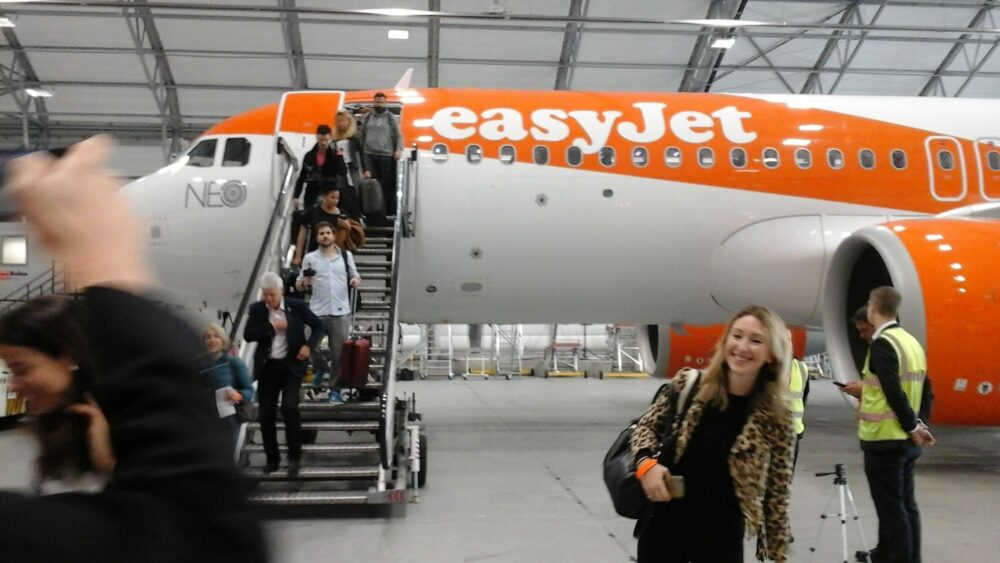 easyJet_neo-girl smiling_Sept 2017 – Futura-Mobility